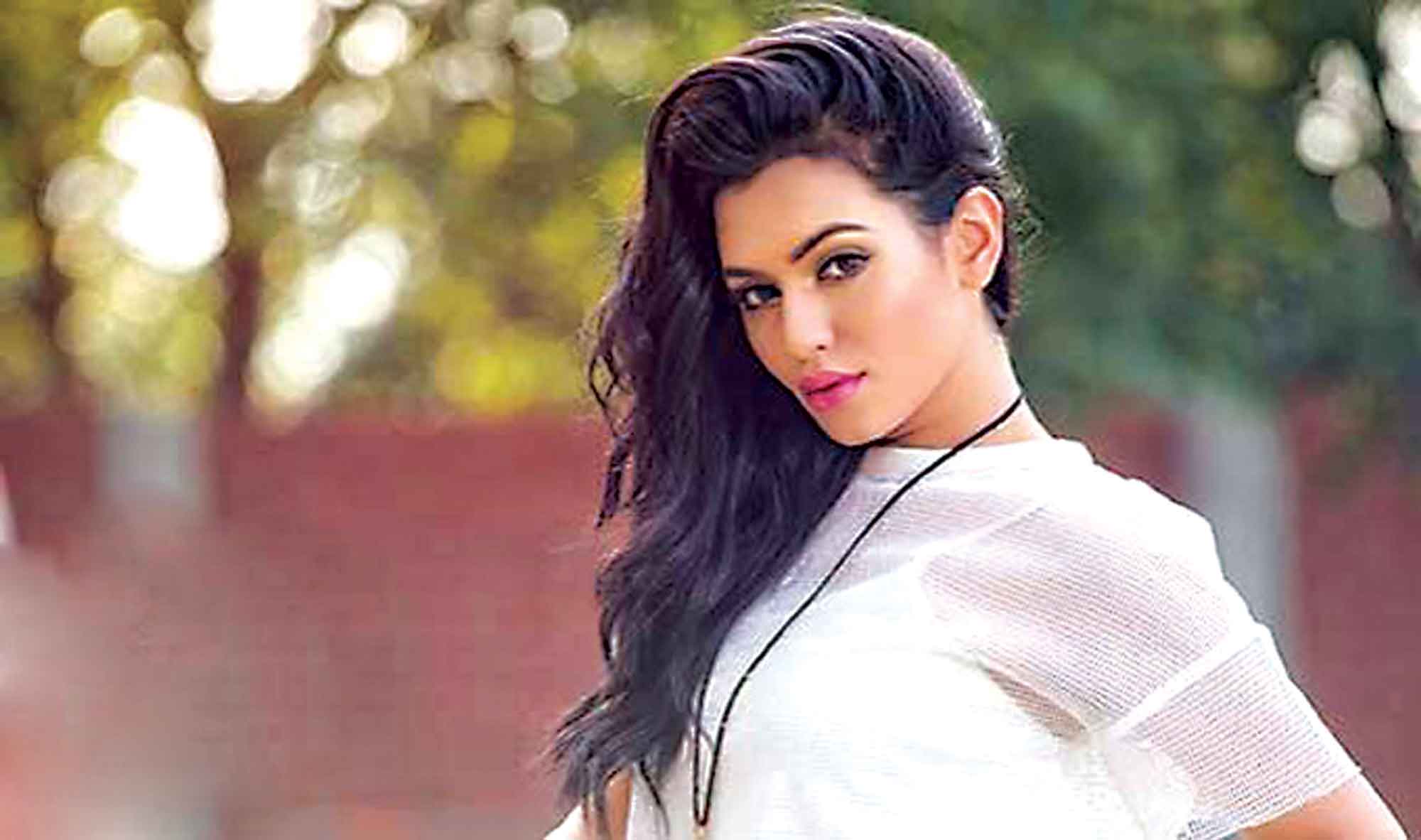 নুসরাত ফারিয়ার ছবি - আগাছা