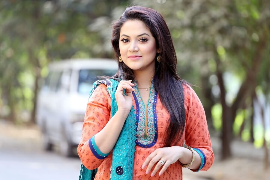 ঊর্মিলা শ্রাবন্তী কর - আগাছা