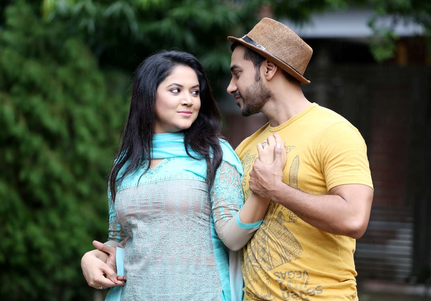 ঊর্মিলা শ্রাবন্তী কর - আগাছা