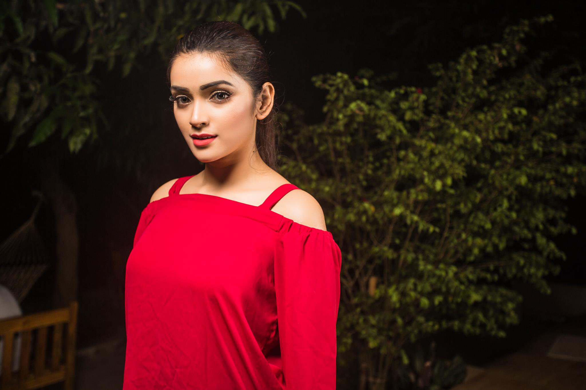 শারলিনা হোসেন - আগাছা