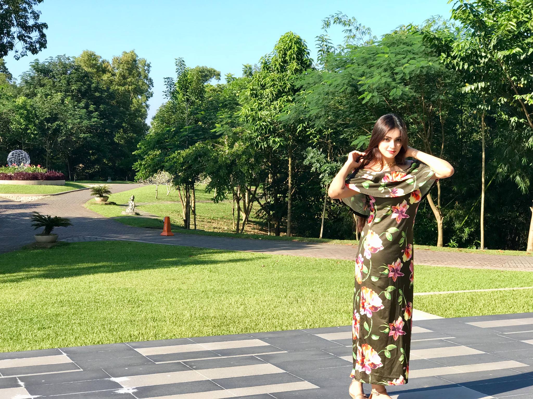 শারলিনা হোসেন - আগাছা