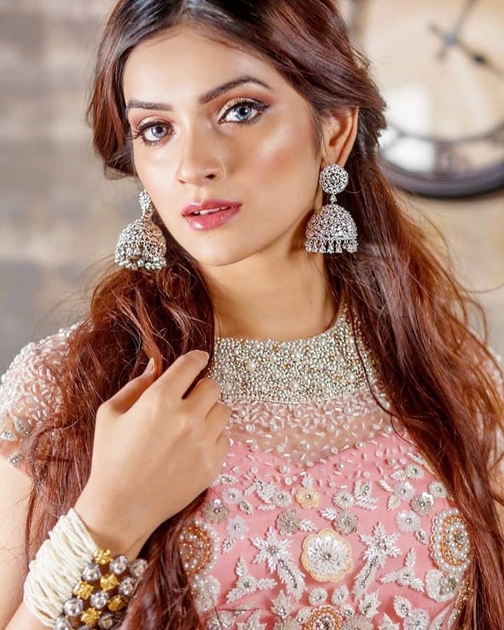 শারলিনা হোসেন - আগাছা