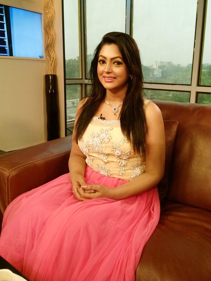 নিপুন আক্তার - আগাছা