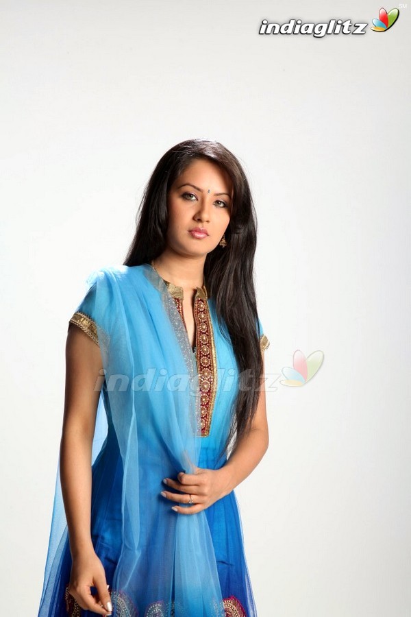 পূজা বোস - আগাছা